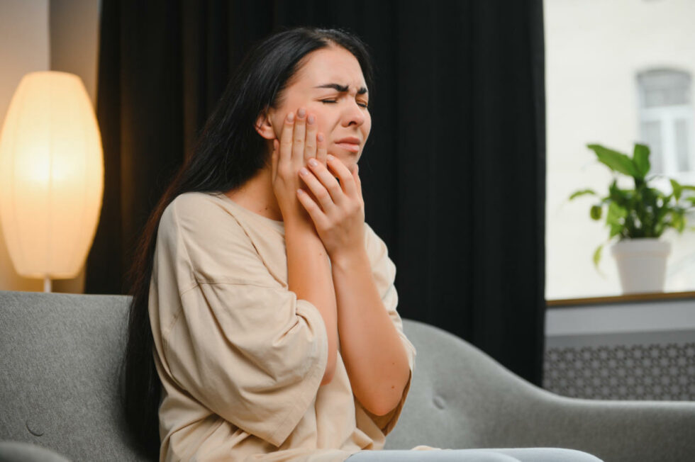 TMJ Closed Lock: Lockjaw Causes, symptoms and Treatments